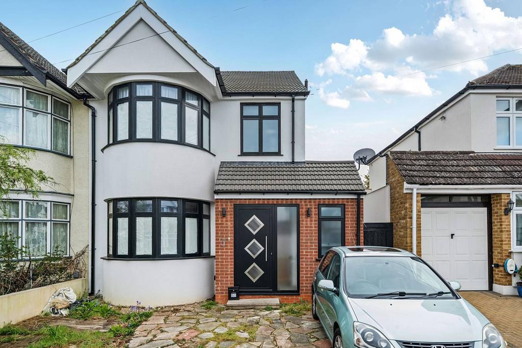 Hunters Grove, Harrow, HA3 2 bed flat to rent - £2,200 pcm (£508 pw)