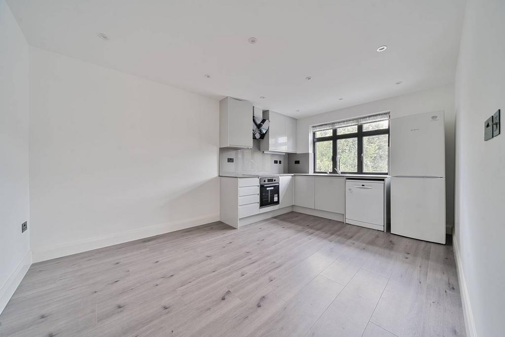 Hunters Grove, Harrow, HA3 2 bed flat - £2,200 pcm (£508 pw)