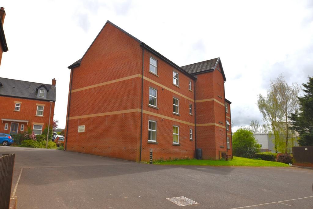 Popham Close, Tiverton, Devon, EX16 3 bed flat for sale - £165,000