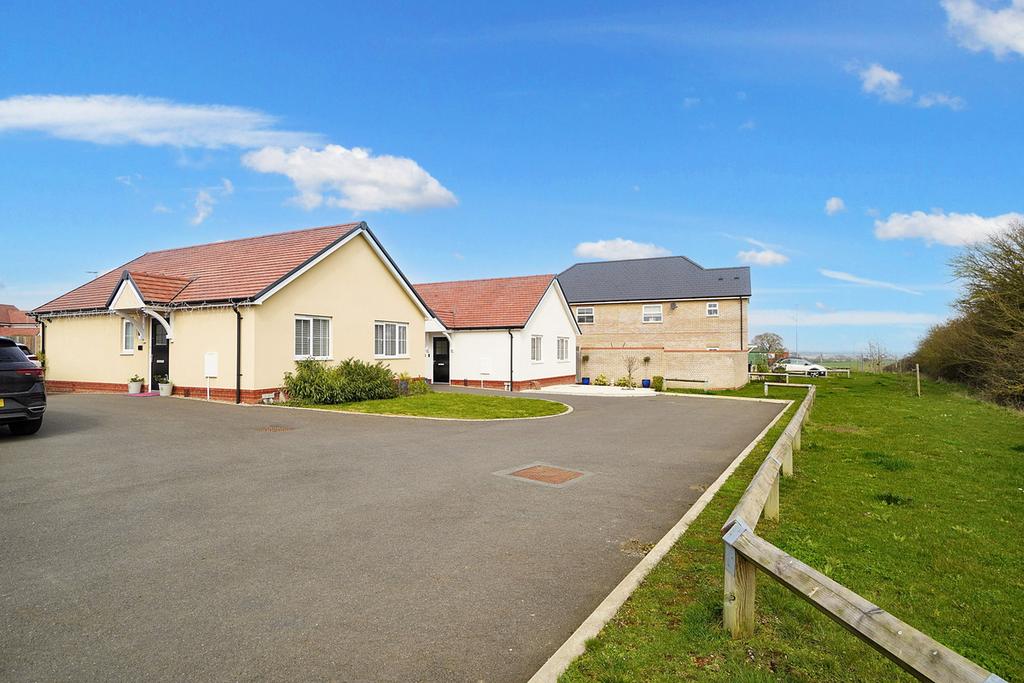 Cattermole Way, Thorpe-le-soken, CO16 0 2 bed detached bungalow for sale - £280,000