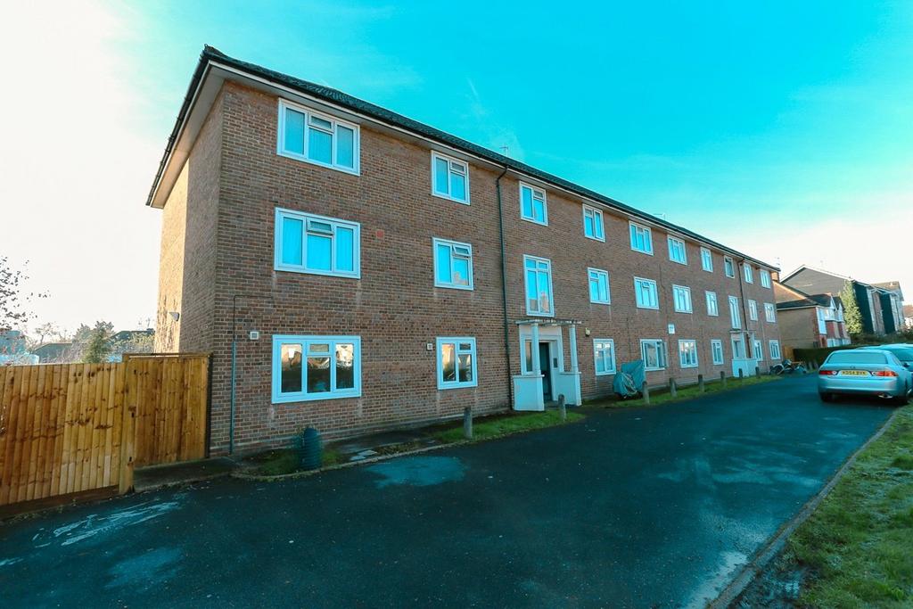 Pinner Road, Greater London HA6 2 bed apartment - £1,750 pcm (£404 pw)