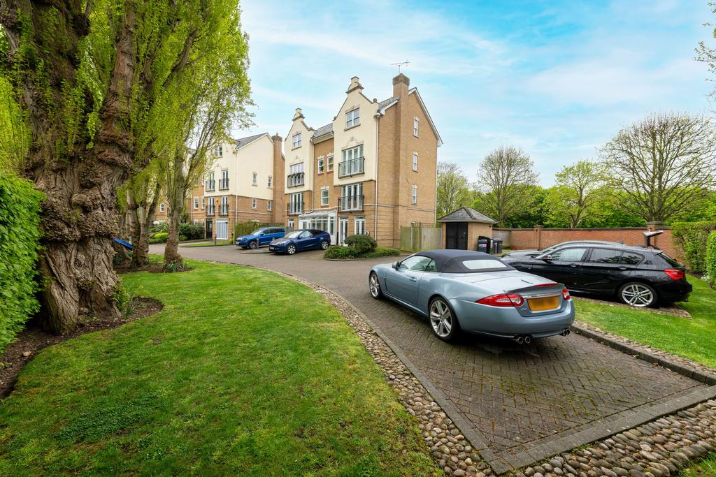 Barker Close 2 bed maisonette for sale - £625,000