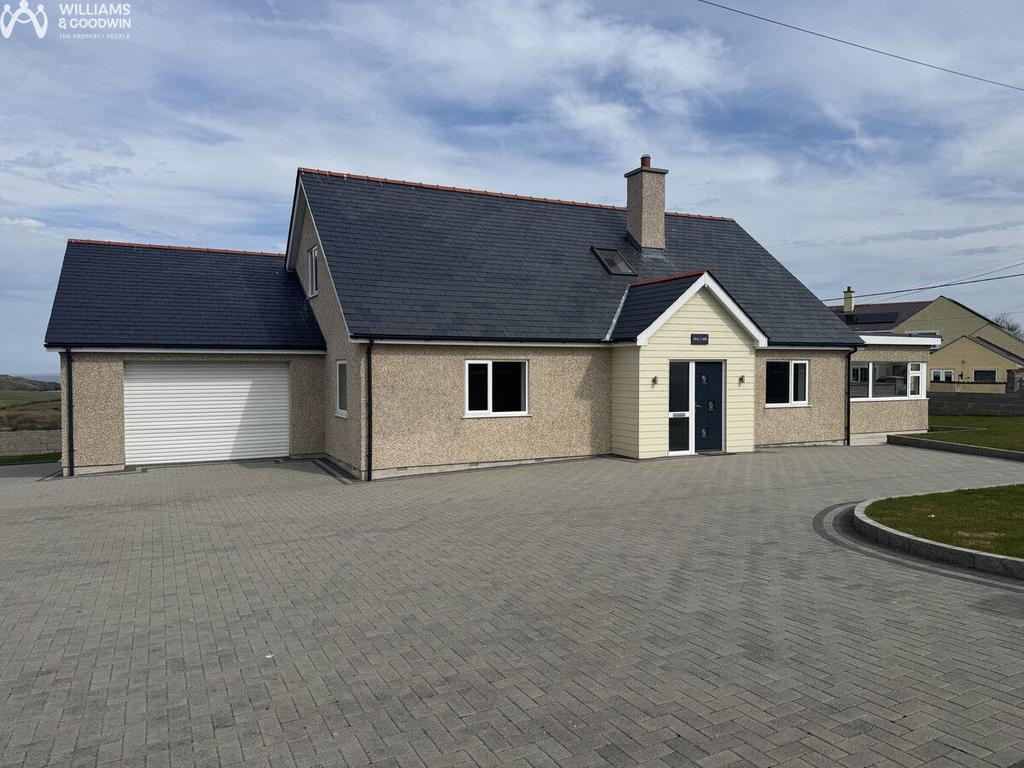 Ffordd Caergybi, Cemaes Bay, LL67 3 bed detached bungalow for sale - £ ...