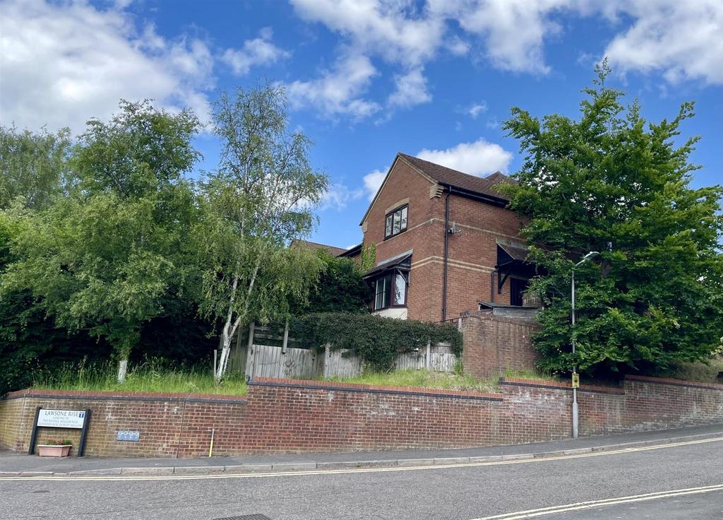 Lawsone Rise, High Wycombe HP13 2 bed house - £1,500 pcm (£346 pw)