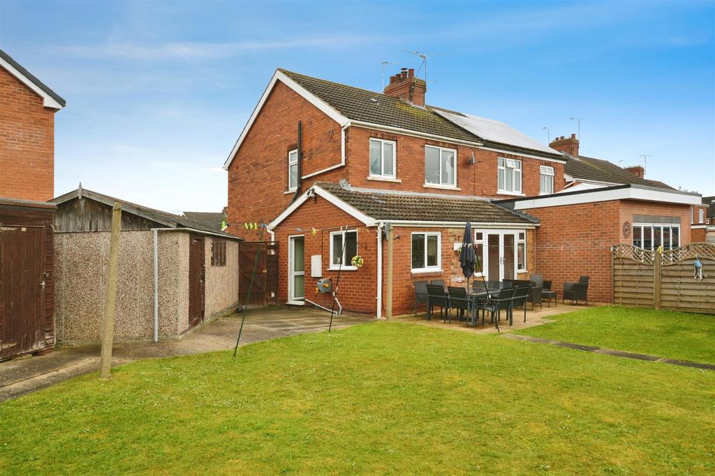 Vicarage Gardens, Scunthorpe 3 bed semi-detached house - £185,000