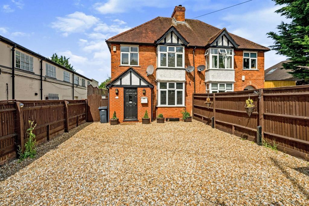 High Wycombe HP13 3 bed semi-detached house - £1,700 pcm (£392 pw)