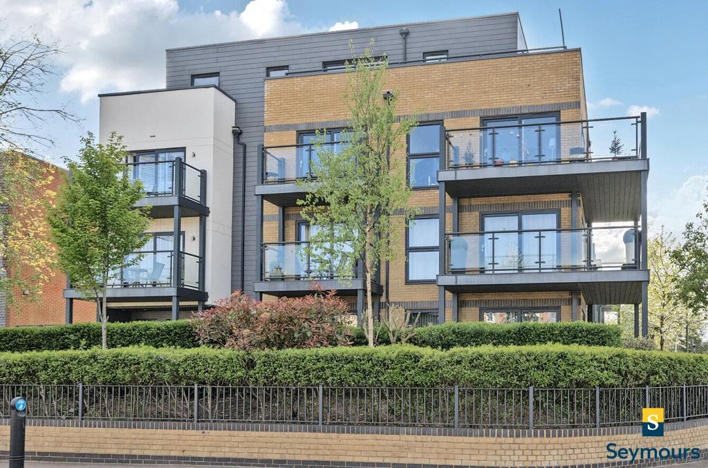 Wharf Road, Surrey GU1 2 bed flat for sale - £575,000