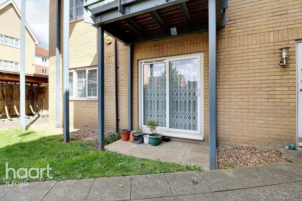 Clark Grove, Ilford 2 bed apartment for sale - £270,000