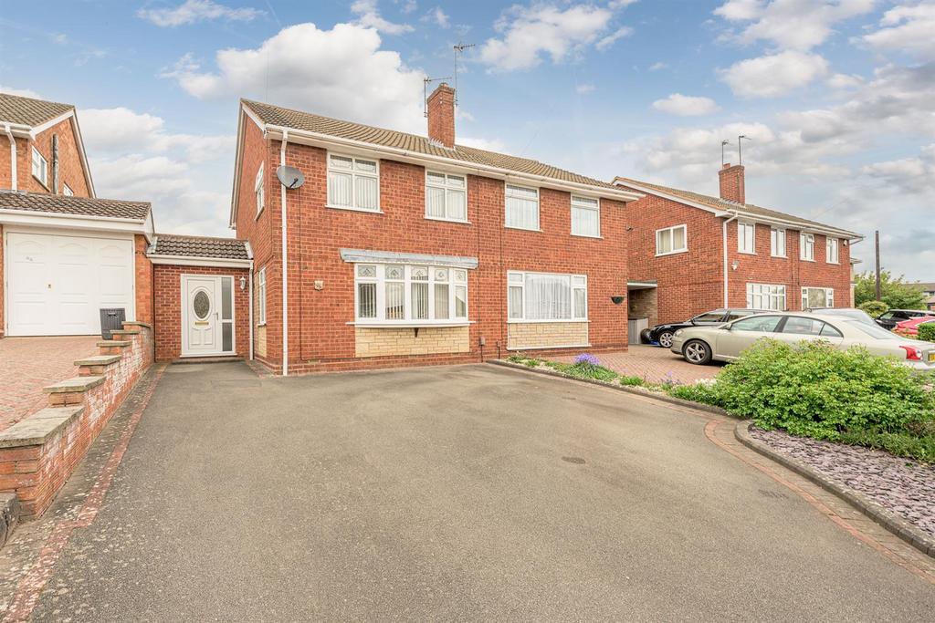 Sandringham Road, Wordsley, DY8 5HL 3 bed semi-detached house - £275,000