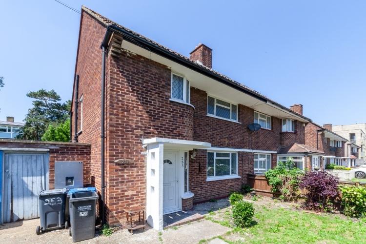 Long Lane Croydon CR0 3 bed house to rent - £2,800 pcm (£646 pw)