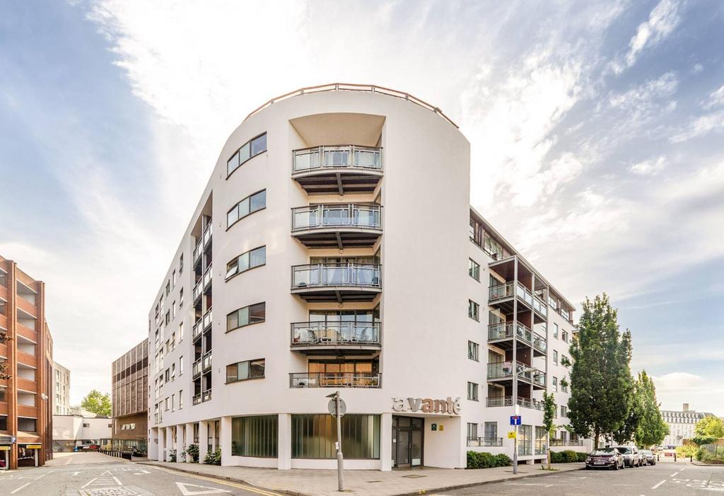 The Bittoms, Kingston, Kingston upon... 2 bed flat to rent - £3,000 pcm ...