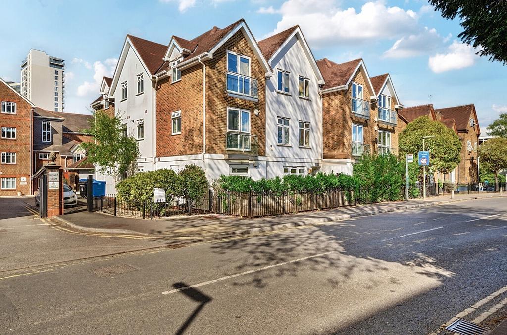 York Road, Surrey GU22 2 bed flat - £250,000