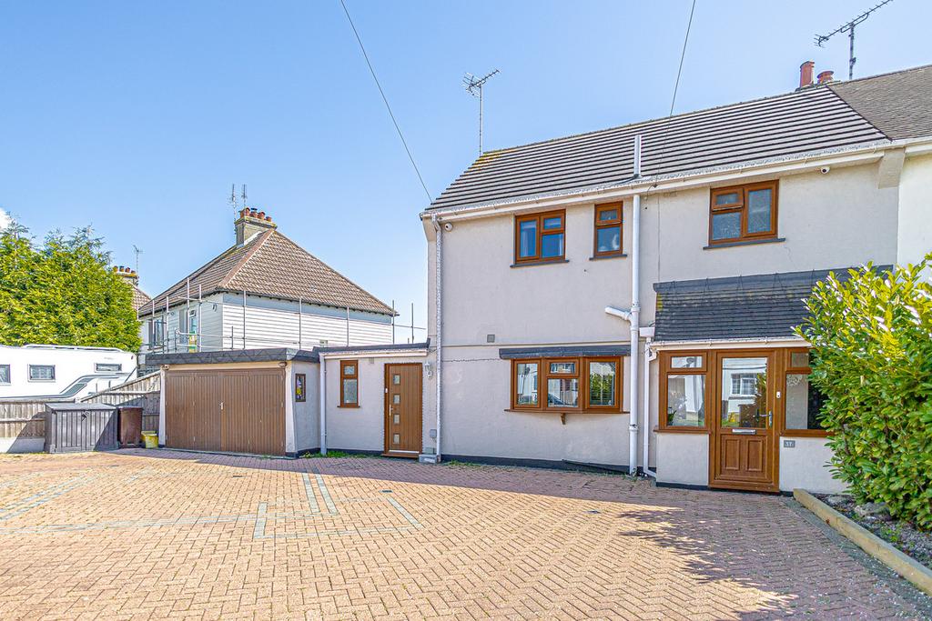 Queensmere, Benfleet, SS7 3 bed semi-detached house - £450,000