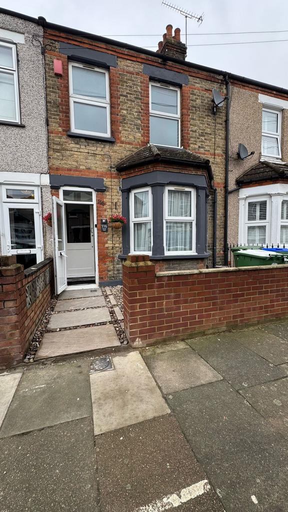Eversley Avenue, Bexleyheath, DA7 3 bed house to rent - £2,450 pcm (£ ...