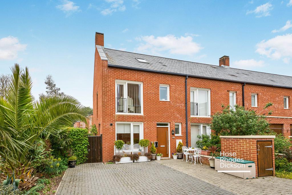 Whitecroft Park, Newport 2 bed end of terrace house - £1,200 pcm (£277 pw)