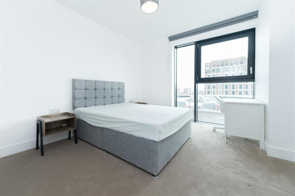 11 Hewson Way, London, SE17 1JX 2 bed apartment - £3,350 pcm (£773 pw)