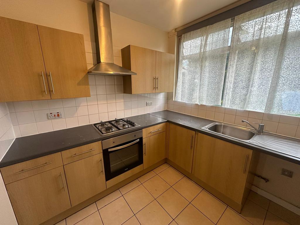 Ilford IG6 2 bed flat - £1,800 pcm (£415 pw)