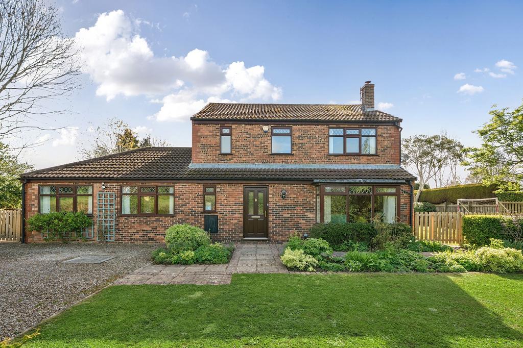 Harrogate Road, Huby, LS17 4 bed detached house for sale - £550,000