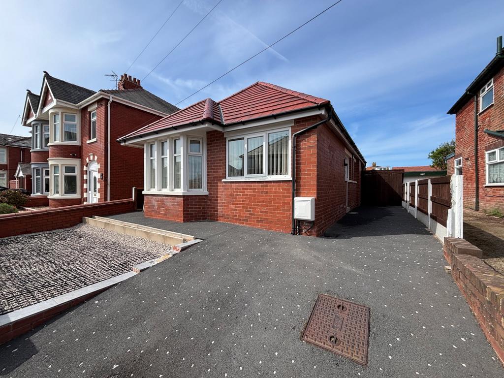 Warbreck Drive, Bispham FY2 2 bed bungalow for sale - £245,000
