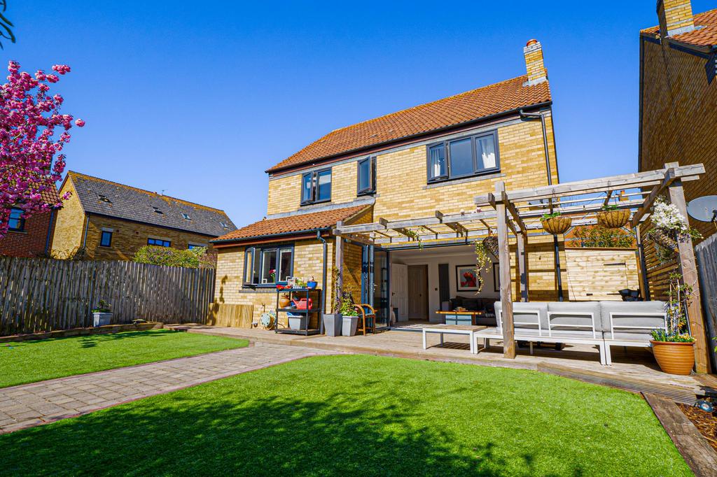 Gainsborough Close, Milton Keynes MK8 4 bed detached house - £600,000