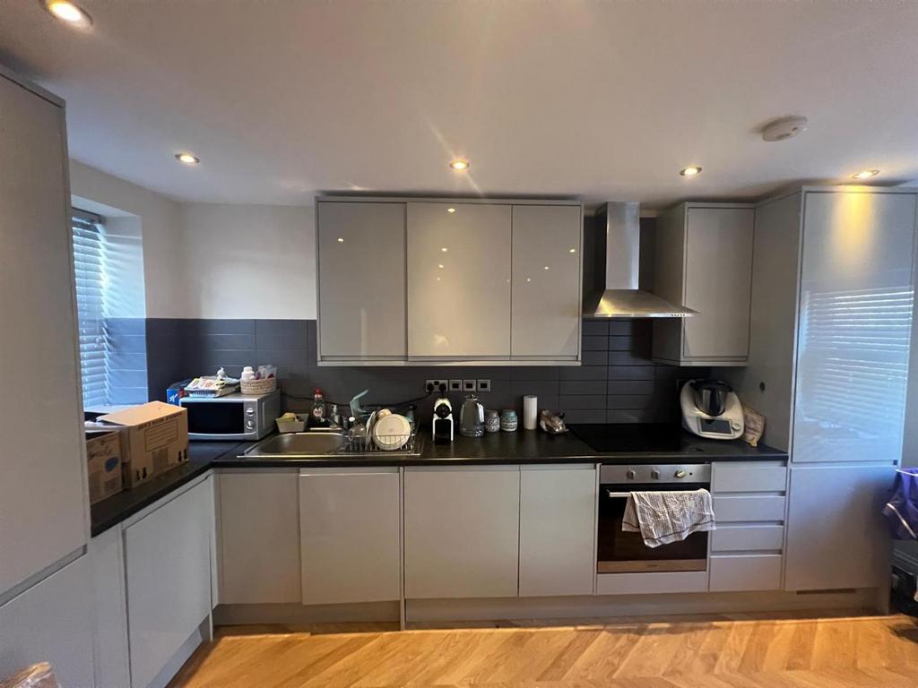 Merton High Street, London SW19 1 bed house - £1,400 pcm (£323 pw)