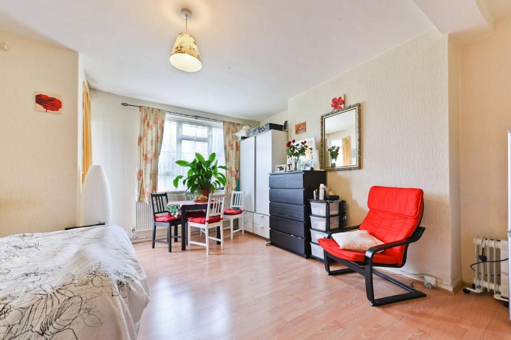 Patmore Estate, SW8, Nine Elms... Studio to rent - £1,500 pcm (£346 pw)