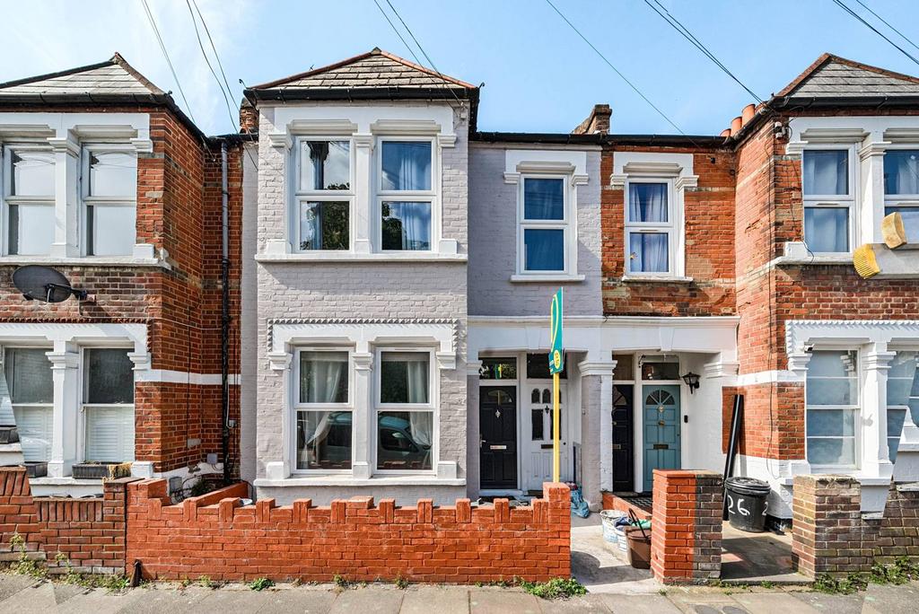 Sellincourt Road, Tooting Broadway... 2 bed flat - £2,200 pcm (£508 pw)