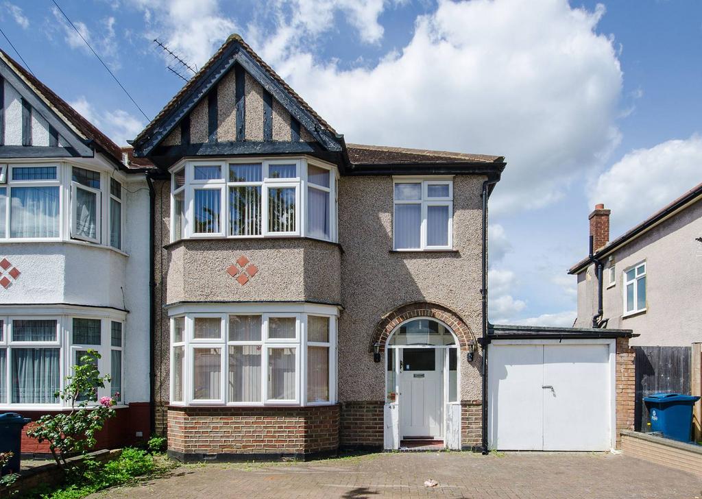 The Avenue, Pinner, HA5 3 bed semi-detached house to rent - £2,600 pcm ...