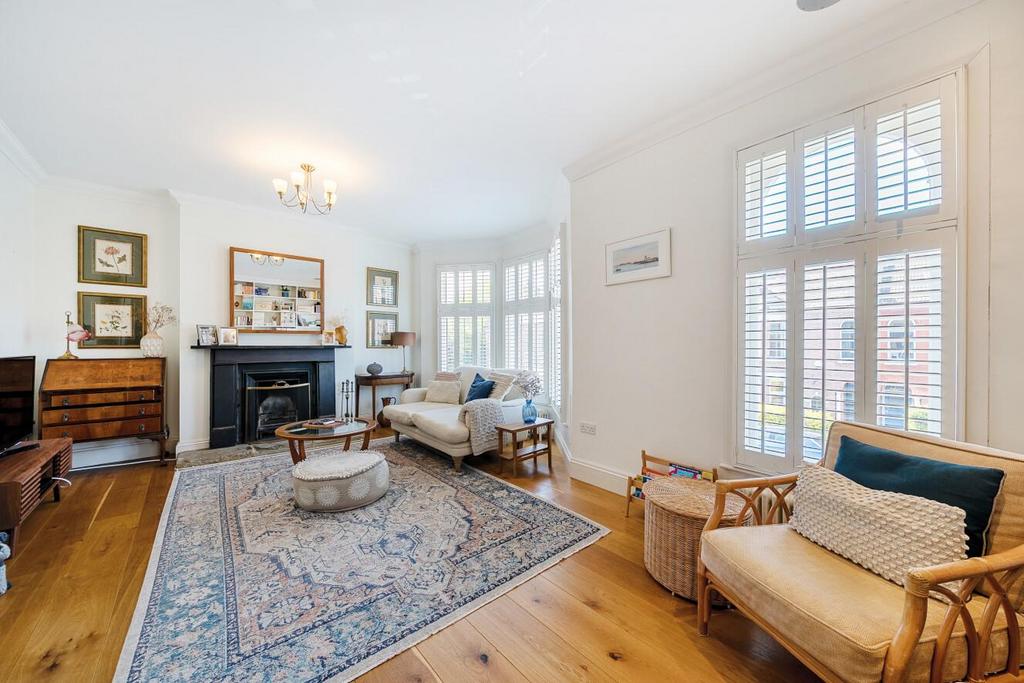 Haverhill Road, Balham, London, SW12 3 bed flat for sale - £950,000