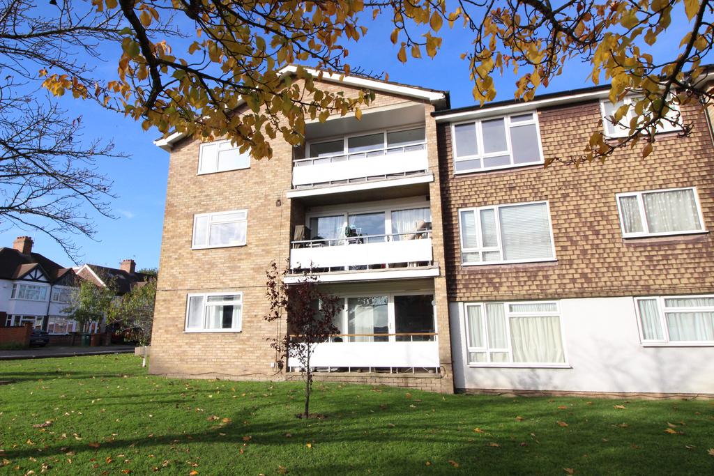 Gander Green Lane, Cheam SM3 2 bed apartment for sale - £350,000