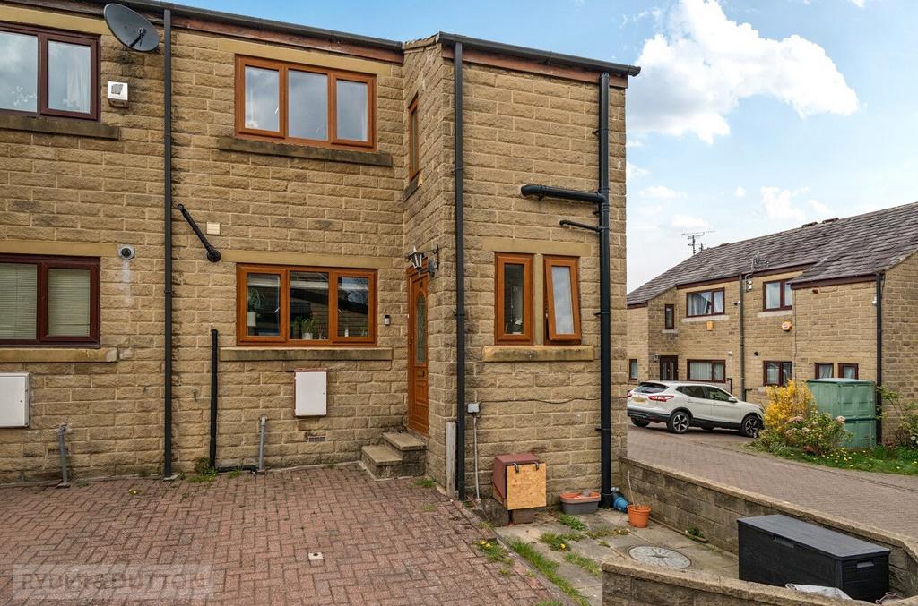 Spring Hall Court, Halifax, West... 3 bed end of terrace house - £150,000