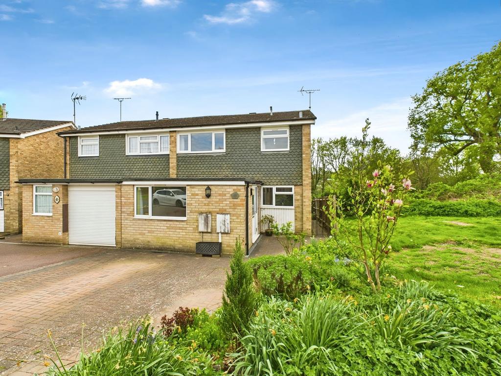 Kennedy Road, Horsham RH13 3 bed semi-detached house for sale - £475,000