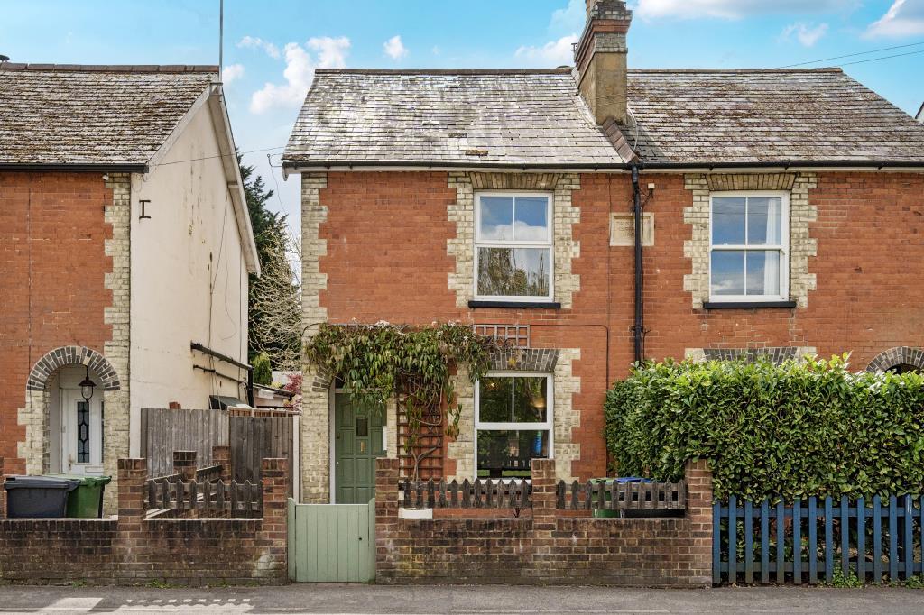 Lightwater, Bagshot, GU19 3 bed semi-detached house for sale - £450,000