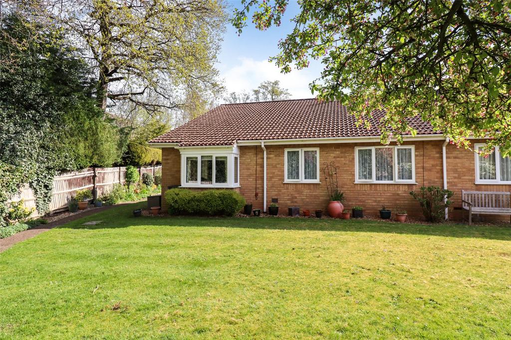 Crookham Road, Hampshire GU51 2 bed bungalow - £275,000
