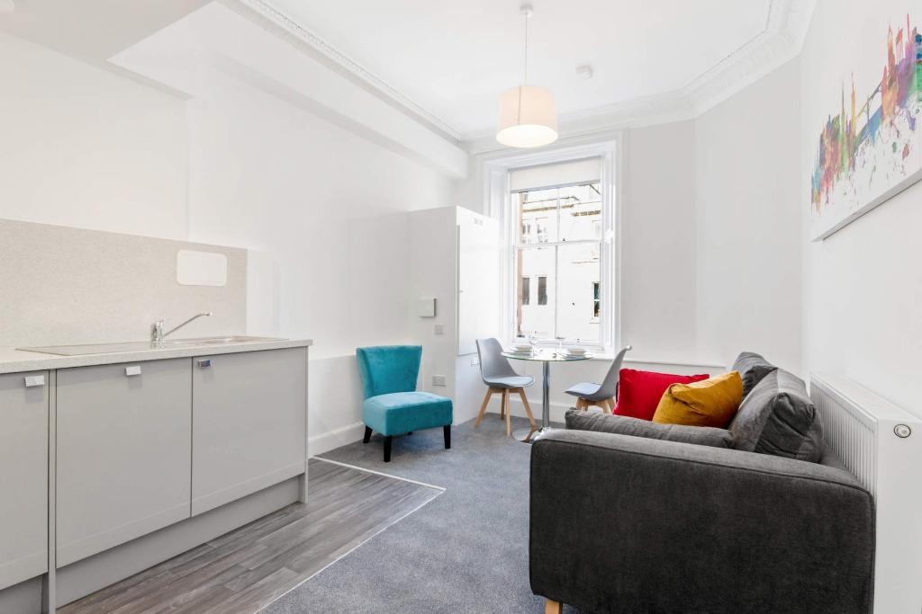 Sloan Street, Edinburgh, EH6 2 bed flat - £1,425 pcm (£329 pw)