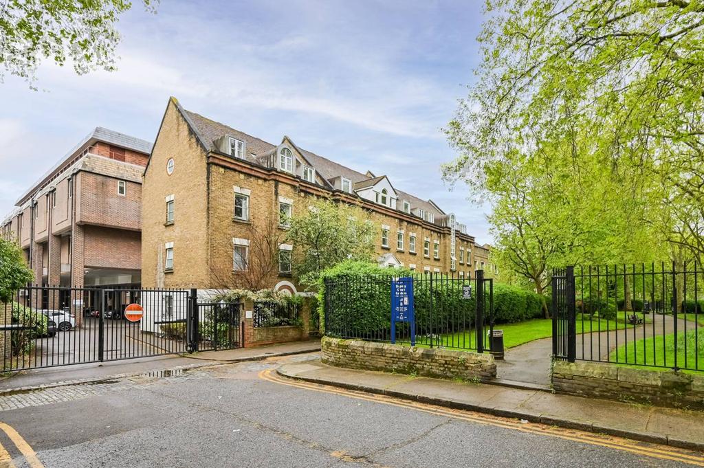 43 Stepney Green, London E1 2 bed flat - £2,000 pcm (£462 pw)