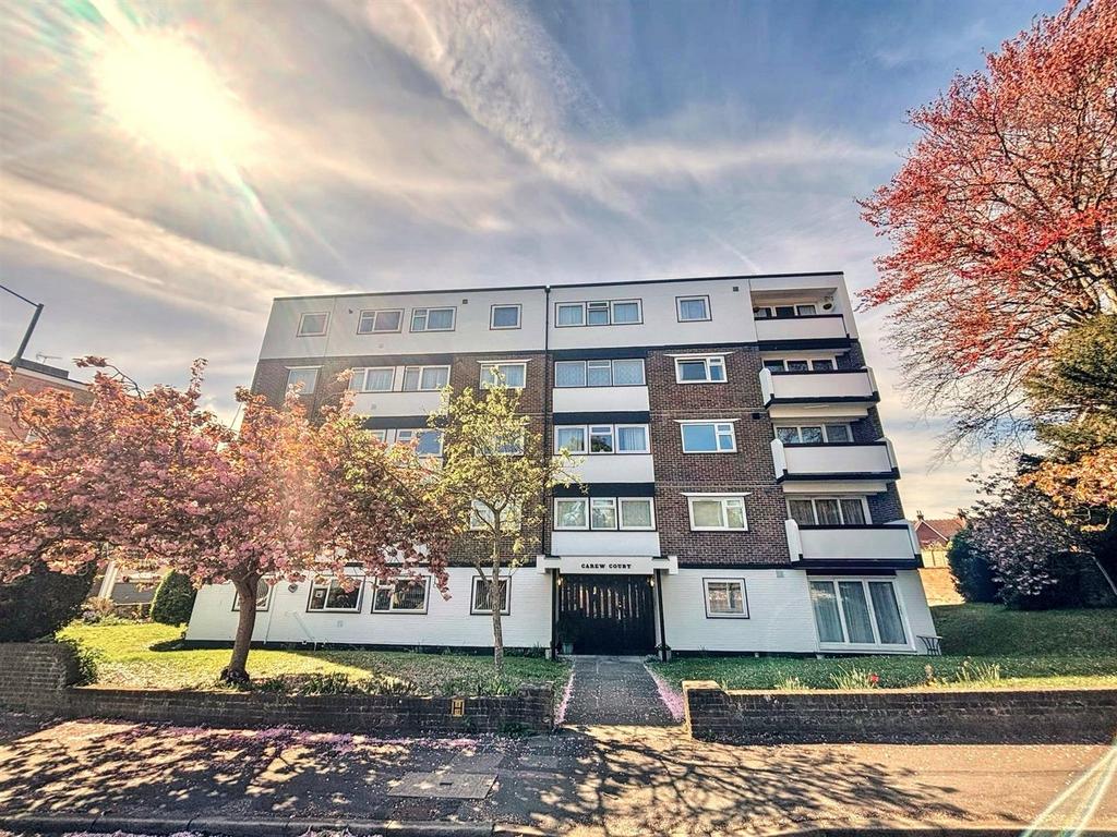 Carew Road, Eastbourne 3 bed flat for sale - £225,000