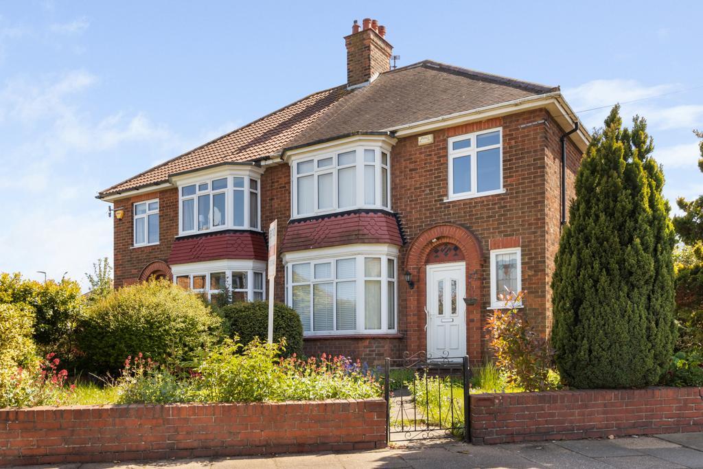 The Cresta, Grimsby 3 bed semi-detached house - £199,995