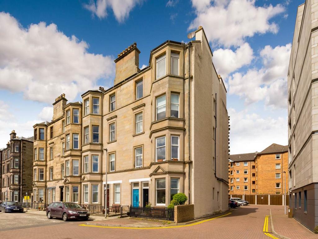 Bangholm Terrace, Inverleith, Edinburgh 3 bed flat - £1,625 pcm (£375 pw)