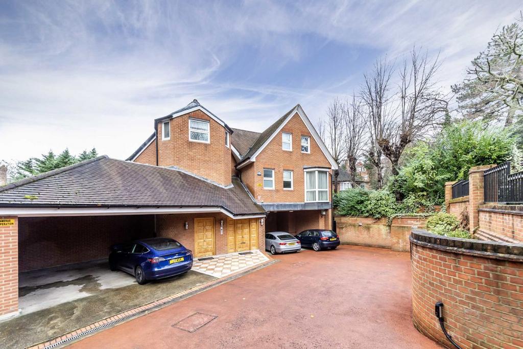 Netherhall Gardens, London NW3 4 bed flat to rent - £8,500 pcm (£1,962 pw)