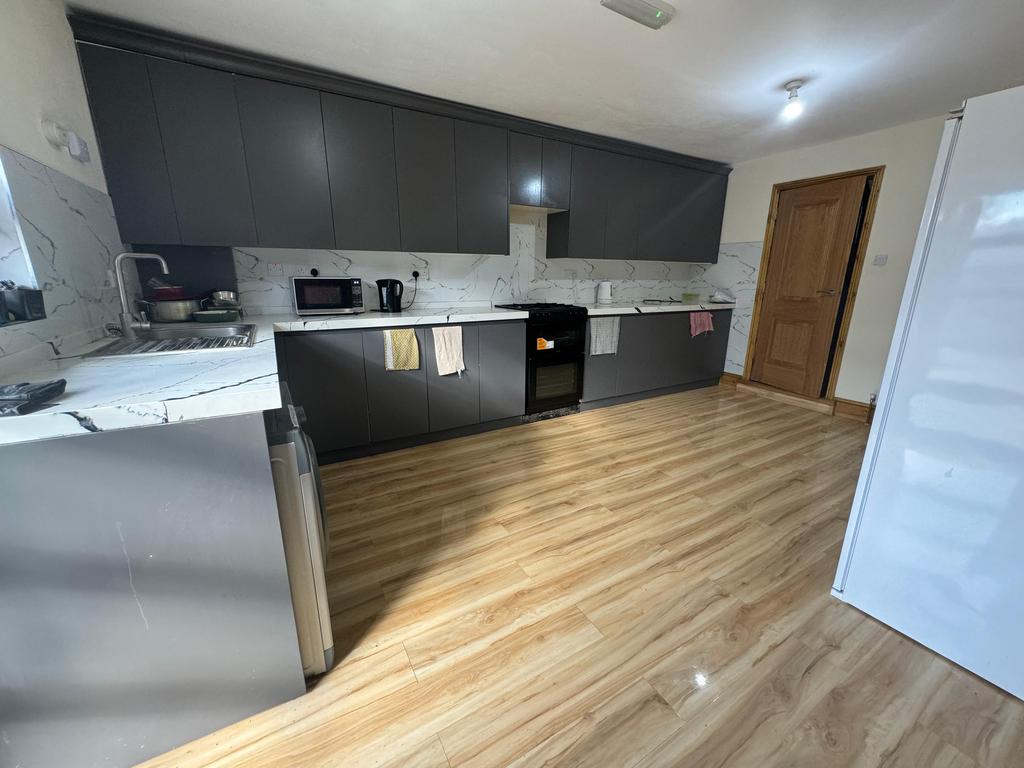 Kensington Gardens Room 2 Ilford IG1 3EN 1 bed in a house share - £750 ...