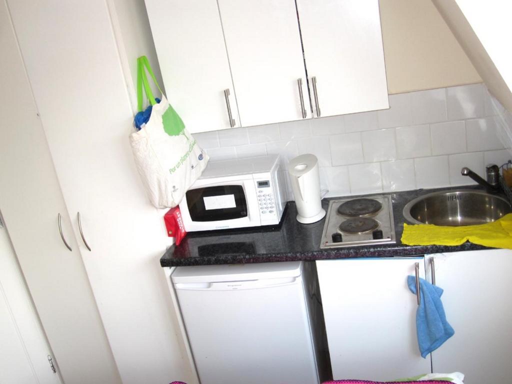 11 Sinclair Road, London, W14 Studio - £866 pcm (£200 pw)