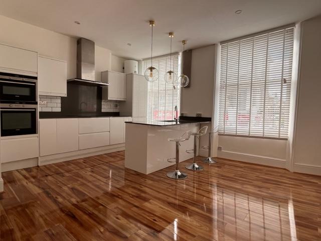 High Street, SE25 1 bed flat - £1,350 pcm (£312 pw)