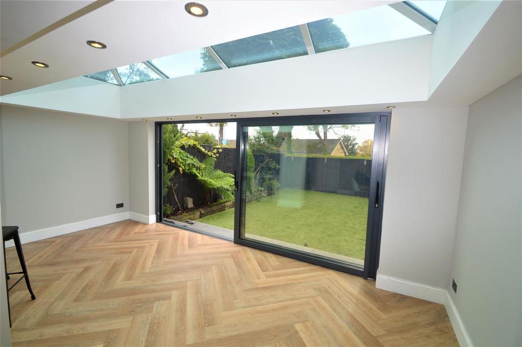 Parkside, Buckhurst Hill, IG9 5 bed townhouse to rent - £3,200 pcm (£ ...