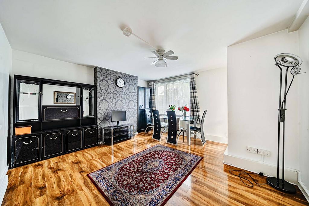 Weir Road, Balham, London, SW12 4 bed flat - £3,450 pcm (£796 pw)