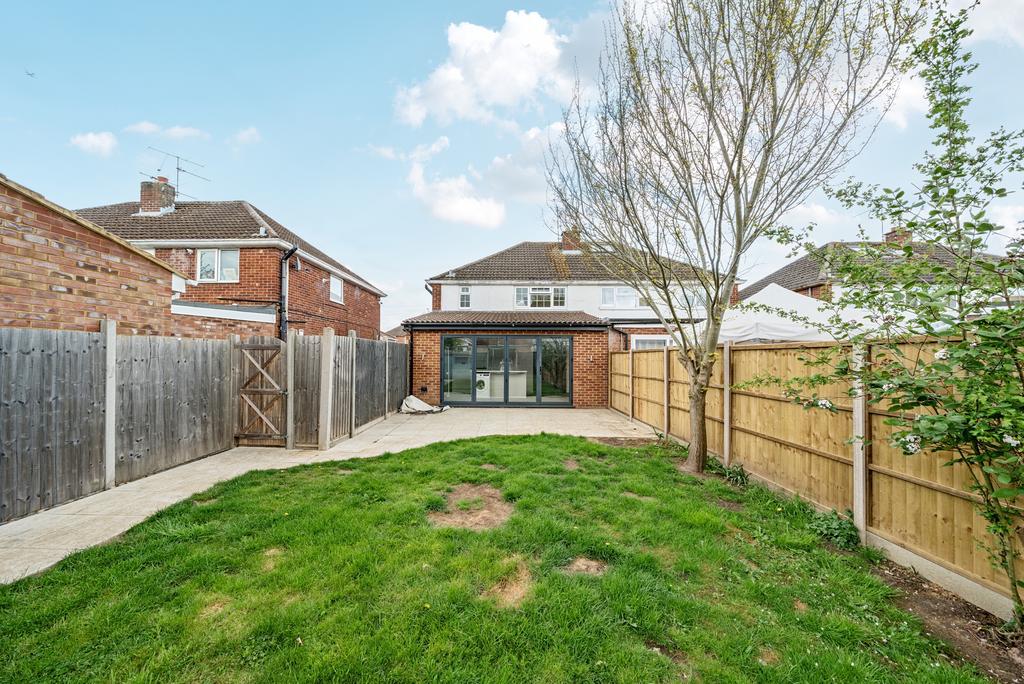 Ray Lea Close, Maidenhead, SL6 3 bed semi-detached house - £2,250 pcm ...