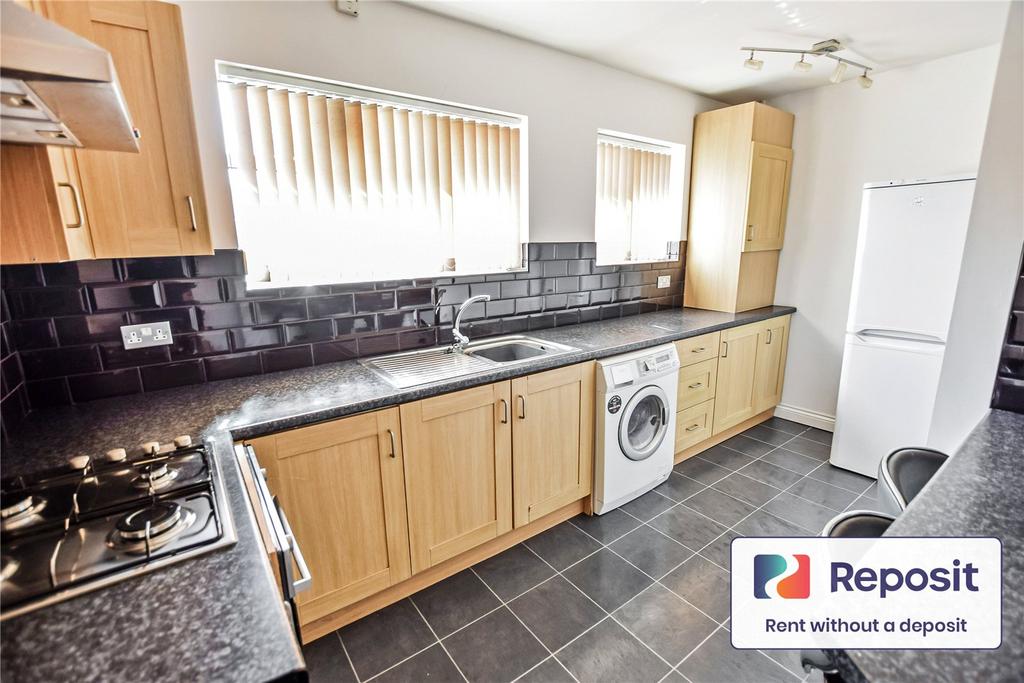 Leaton Avenue, Baguley, Manchester, M23 2 bed flat to rent - £1,050 pcm ...