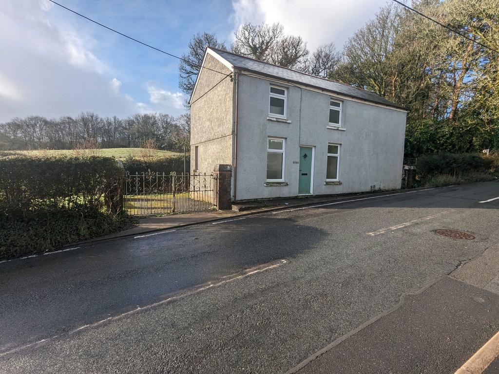 Tycroes Road, Tycroes, Ammanford... 3 bed detached house - £200,000