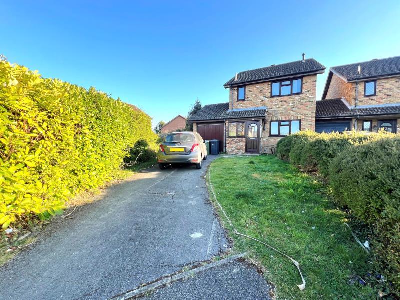 Woodger Close, Guildford GU4 3 bed terraced house - £2,000 pcm (£462 pw)