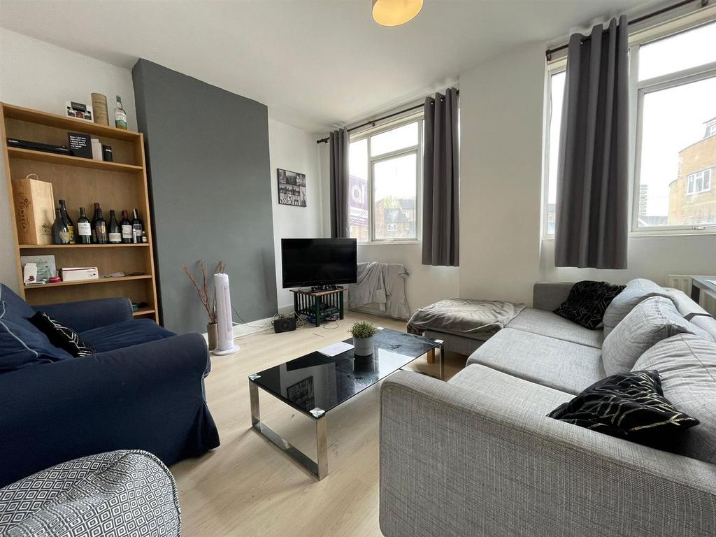 Battersea High Street, Battersea SW11 3 bed flat - £2,999 pcm (£692 pw)
